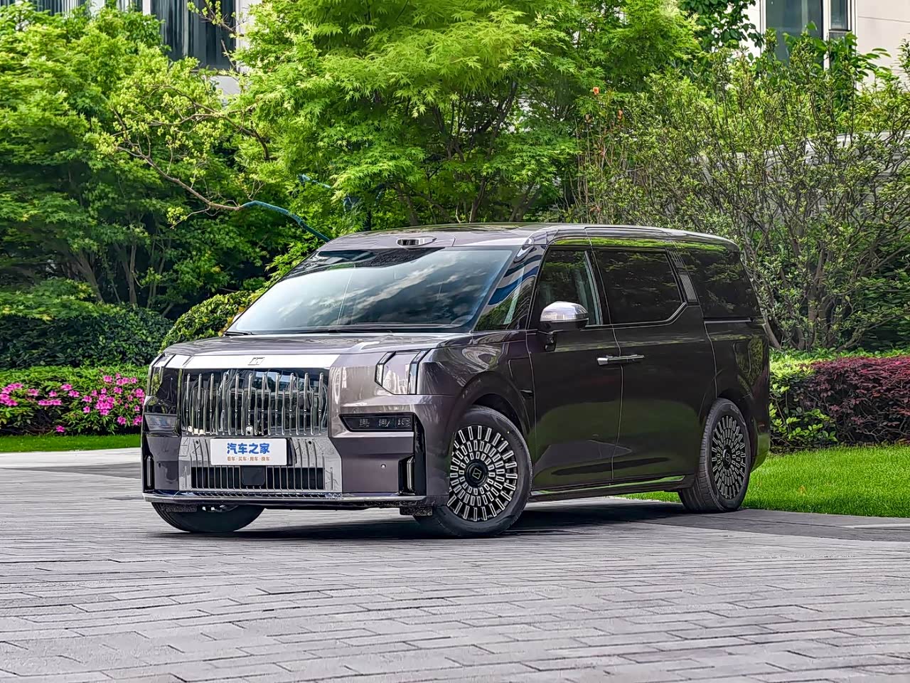 焕新极氪009北京车展亮相！全栈900V高压架构，搭双阀CCD电磁减振_车家号_发现车生活_汽车之家